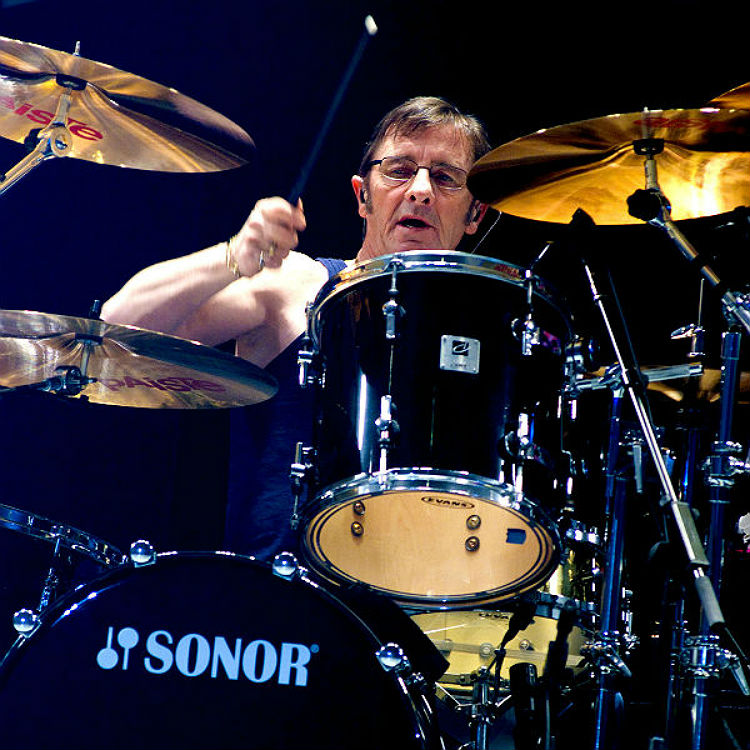 Phil Rudd pleads guilty to charges of threatening to kill | Gigwise